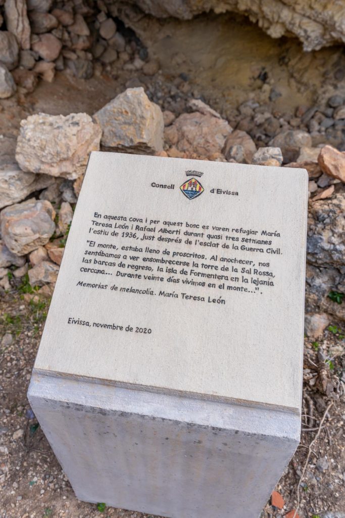 The cave of sa Sal Rossa or “Rafael Alberti's cave” - Santjosep.net