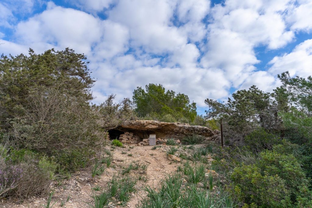 La cueva de sa Sal Rossa o “de Rafael Alberti” - Santjosep.net